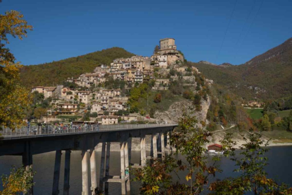 Castel di Tora, il borgo sul lago dove sgorga l'acqua più buona del Lazio