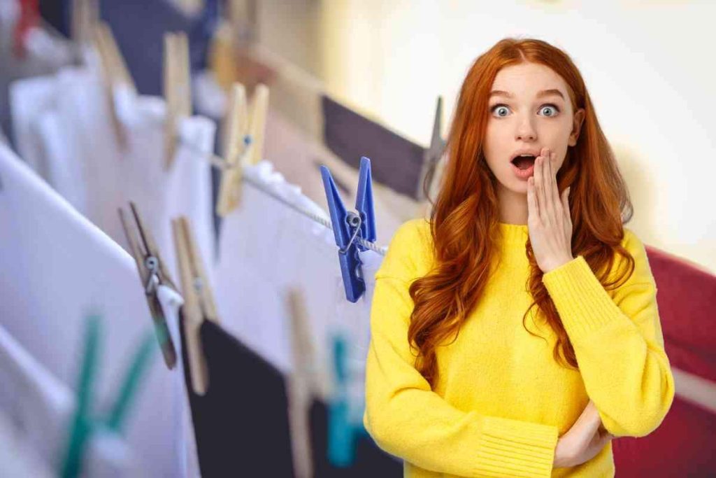 Prima di stendere i panni bisogna sbatterli: spiegato il perché